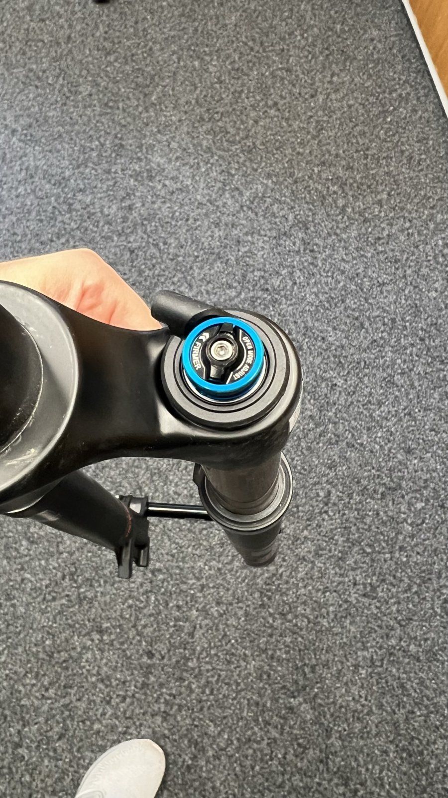 Umbau Fox Fit 4 von Lenkerremote auf Hebel an der Gabelkrone | MTB-News ...